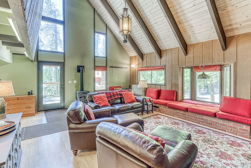 Fantastic Woodsy Cabin With Furnished Deck, Gas Grill, Ping-pong Table & Wifi - 亨廷頓湖