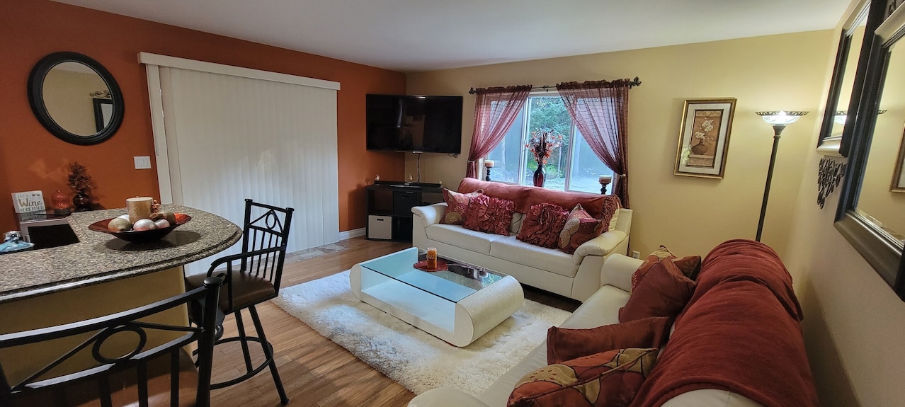 Secluded And Beautiful Mendenhall Valley Retreat Just 2.8 Miles From The Glacier - Moose Lake, Juneau