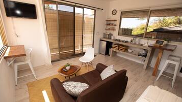 Suite-Estúdio Signature | Sala de estar | Televisor de ecrã plano de 45 polegadas com canais digitais, televisor