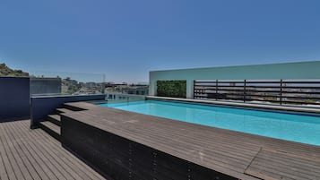 Piscina exterior sazonal, espreguiçadeiras