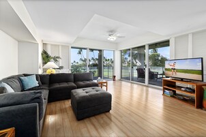 Vila, 2 quartos | Área de estar | Smart TV, impressoras