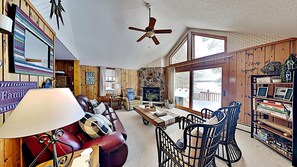 Cabine, várias camas, cozinha | Sala de estar | Televisor de 40 polegadas com canais por cabo 