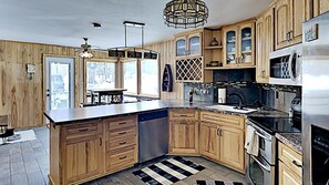 Cabine, várias camas, cozinha | Cozinha privada | Um frigorífico, um micro-ondas, um forno, uma placa de cozinha 