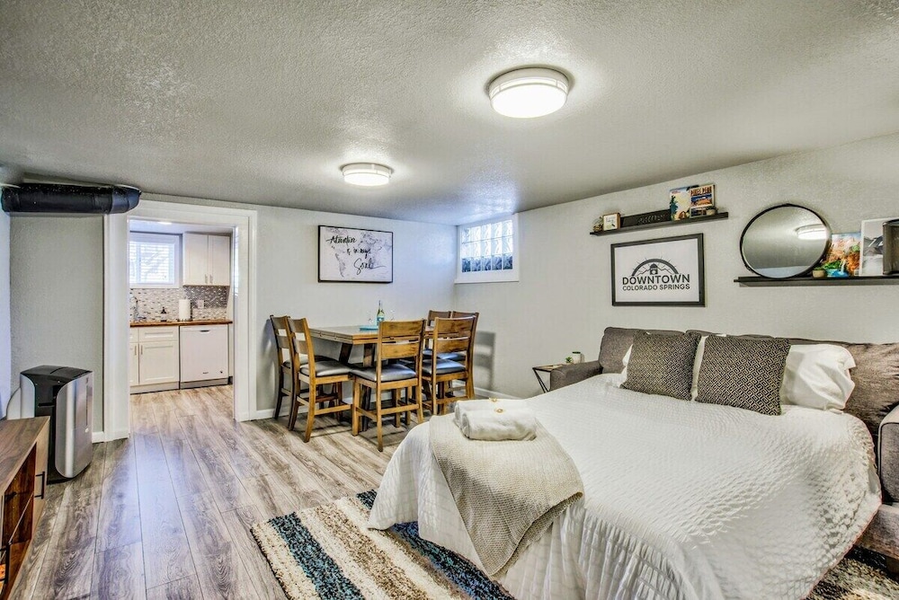 Olympic Flat! Downtown W Hot Tub, Bbq & Fire Pit - Colorado Springs, CO