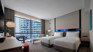 Minibar, cofre no quarto, secretária, quartos insonorizados