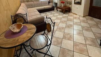 Condo clássico, cozinha | Quartos à prova de som, Wi-Fi de cortesia, roupa de cama