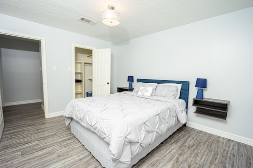 Stunning 2 Story 4brm House W/pool~15min Galleria - Houston, TX