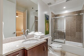 Apartamento em Condomínio Fechado, 3 quartos | Casa de banho | Toalhas fornecidas