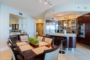 Apartamento em Condomínio Fechado, 3 quartos | Cozinha privada