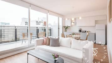 Apartamento Superior | Sala de estar | Televisor de ecrã plano de 32 polegadas com canais por cabo, televisor