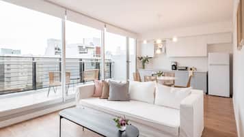 Apartamento superior | Área de estar | TV de tela plana 32 polegadas com canais a cabo, TV