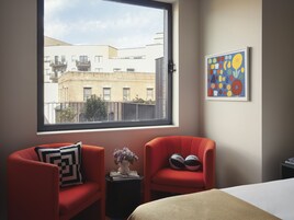 Quarto, 1 cama queen-size (Supreme) | Sala de estar | Smart TV de 43 de polegadas com canais digitais, televisor, Netflix 