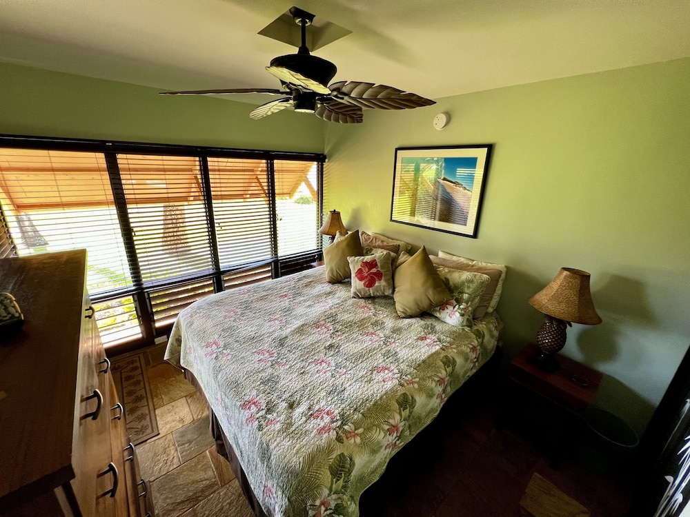 Beachfront + Oceanfront Molokai Condo - Maunaloa, HI