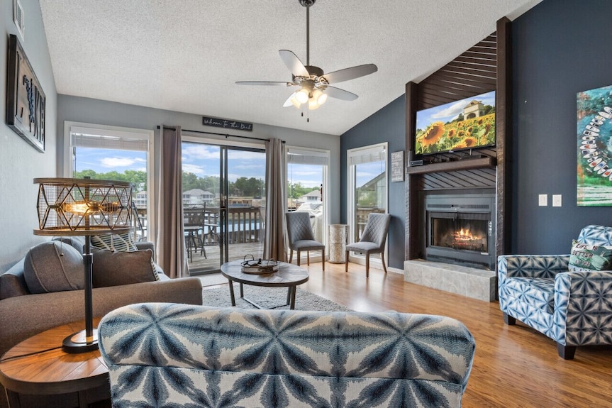 Summertime Blues-top Floor Waterfront! - Sunrise Beach, MO