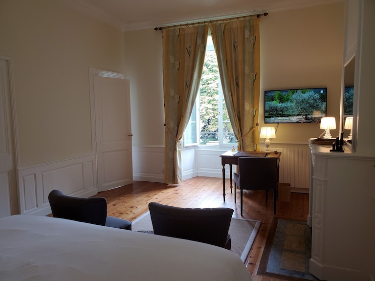 Logis Des Tourelles, The Chesnel Room - Charente