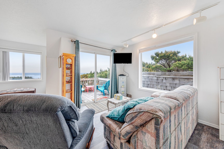 Whimsical Oceanview Home With Private Hot Tub & Nearby Beach Access - Dogs Ok - Waldport, OR