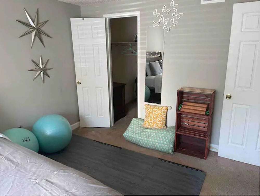 Peaceful One Bedroom Apartment With At Home Gym - Alton