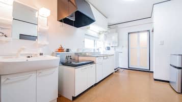 Apartamento Básico em Condomínio Fechado | Cozinha privada | Um frigorífico/congelador grande, um micro-ondas, uma placa de cozinha