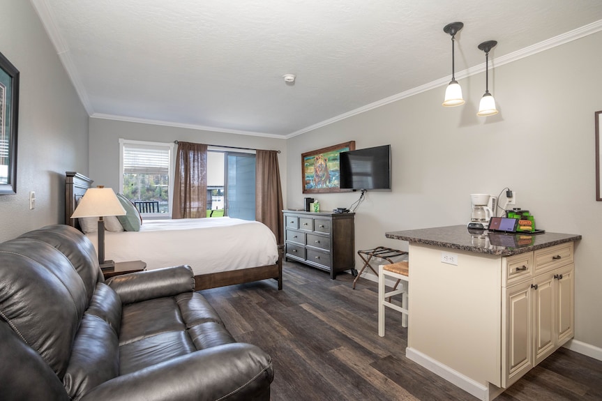 Condo W/gorgeous Views & Walk-out Patio - Updated Waterfront Marina Cay Studio - Flat Lake, MT