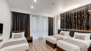 Quarto triplo standard | Roupas de cama premium, camas com colchões pillow-top