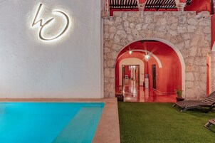 Piscina externa, funciona das 9h às 20h, espreguiçadeiras