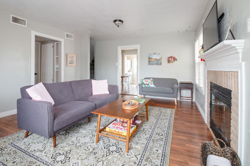 Sage Cottage: Cozy & Serene/ Sleeps 6 / Huge Yard! - Hackberry Lake