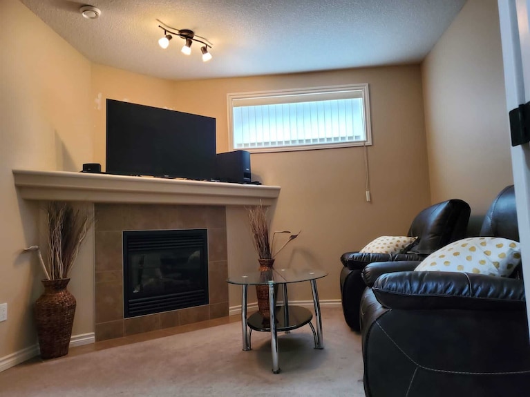 Contemporary & Cheerful 1-bedroom Suite With Fireplace - Edmonton