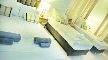 Quarto Familiar | Com mobília individualizada, secretária, cortinas/cortinados opacos