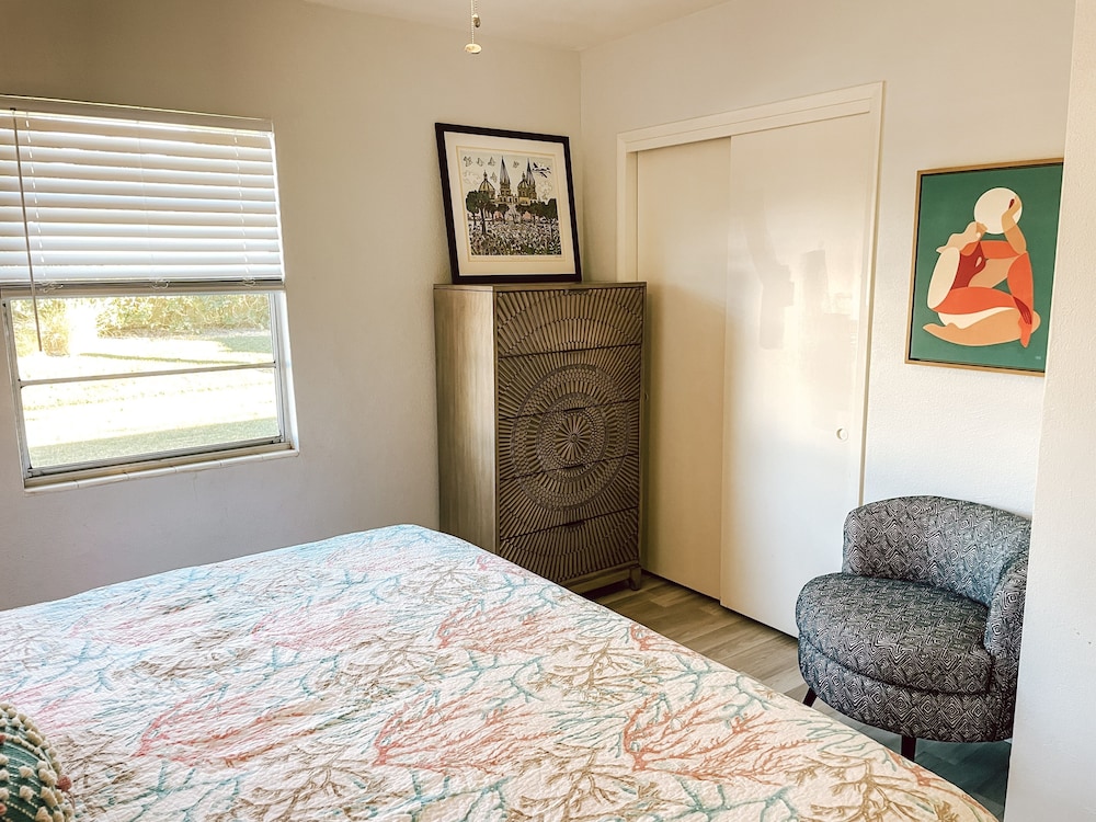Lovely Dog-friendly Oasis ~ Walk To Beach ~ Office - Venice, FL