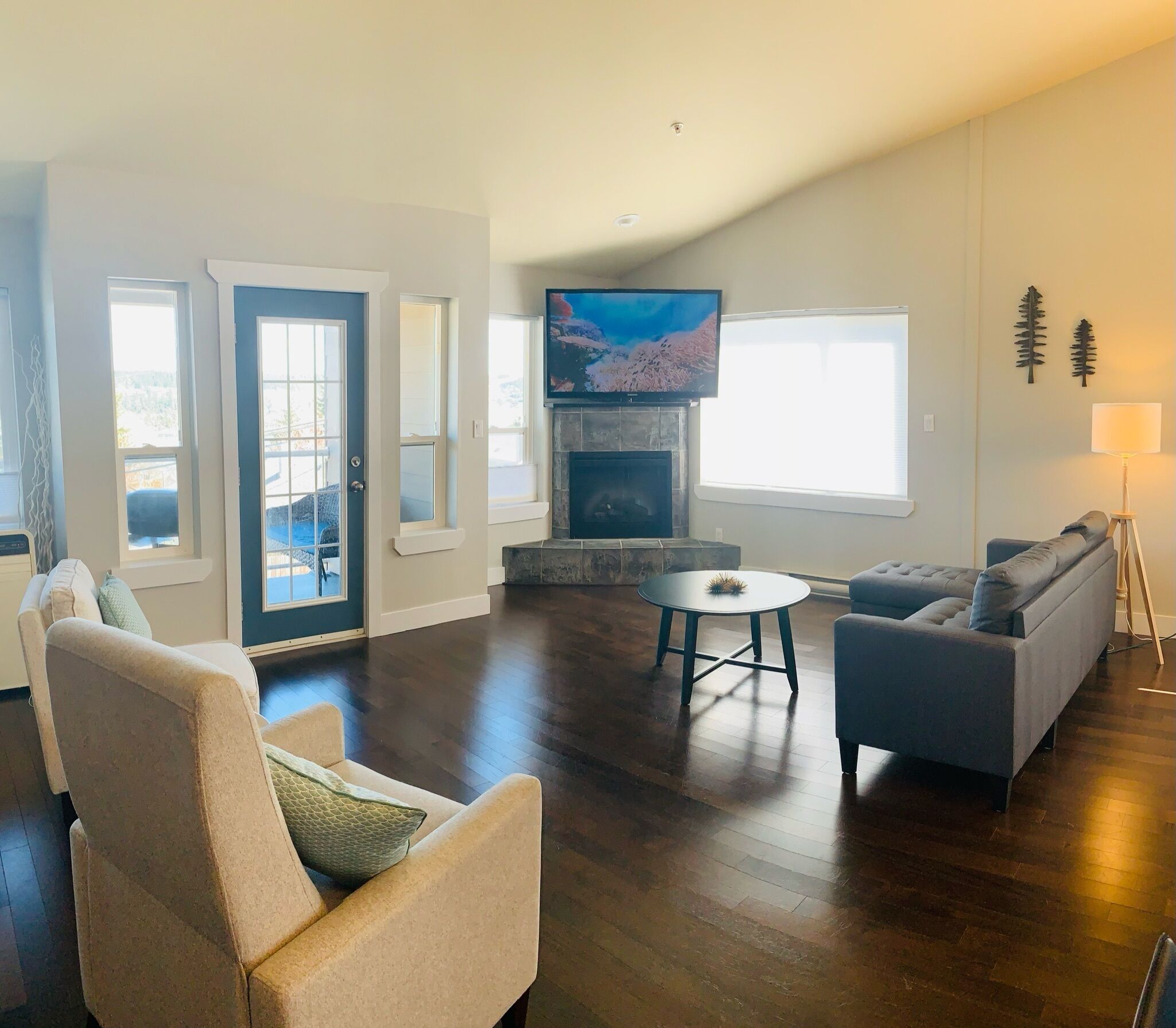 Right Off Main Street, Near Delicious Bakeries And More.10 Minute Walk To Beach! - Vancouver Island