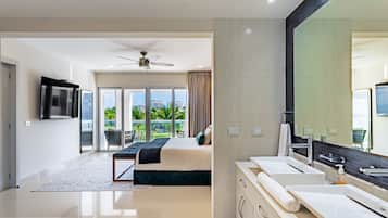 Deluxe 4 bedroom Ocean View | Banheiro | Chuveiro, secador de cabelo, toalhas de banho, sabonete