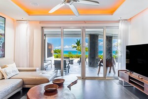 Ocean Front Splash Private Pool Villa | Área de estar | Smart TV 60 polegadas com canais a cabo, Netflix, serviços de streaming