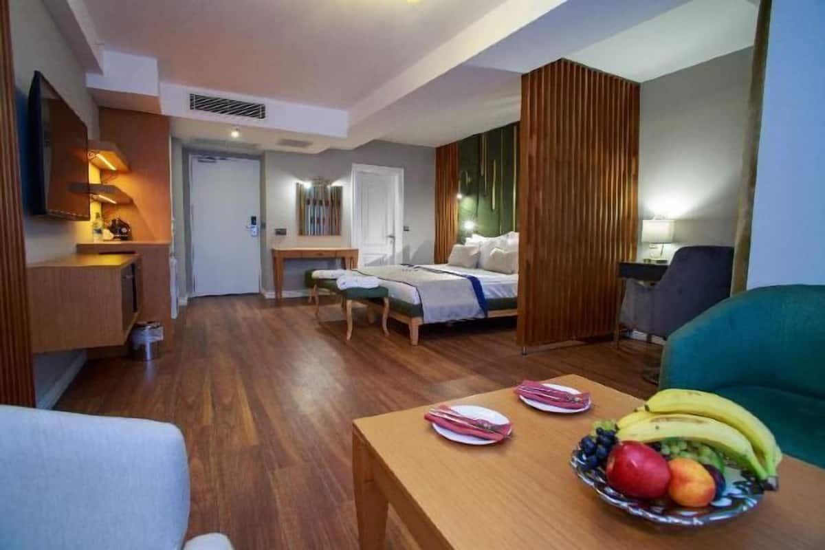 Frigobar, cofres nos quartos, espaço de trabalho para notebook