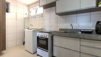 Apartamento | Cozinha privada | Um frigorífico, um micro-ondas, utensílios de cozinha
