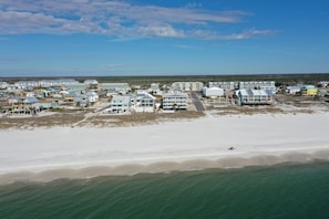 Apartamento em Condomínio Fechado, várias camas (Surfside 16) | Praia | Na praia 