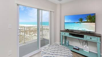 Apartamento em Condomínio Fechado, várias camas (Surfside 17) | Sala de estar