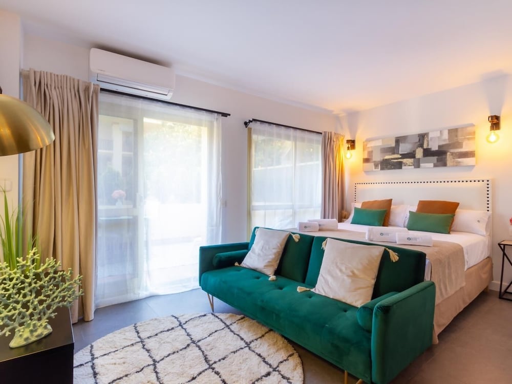 Marbella, Cozy Studio, Beachfront Complex! - Marbella