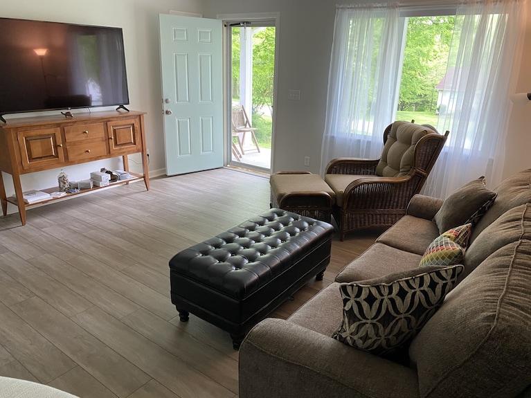 Updated Cottage Across From Lake Barkley, Awesome Patio, Pets Welcome! - 켄터키 호