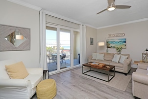 Apartamento em Condomínio Fechado, várias camas, vista para a praia (Summerhouse 209) | Sala de estar