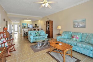 Apartamento em Condomínio Fechado, várias camas, vista para a praia (Summerhouse 203) | Sala de estar