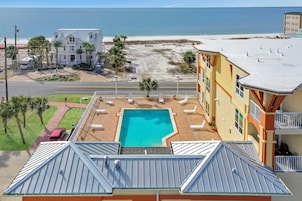 Apartamento em Condomínio Fechado, várias camas, vista para a praia (Summerhouse 203) | Piscina