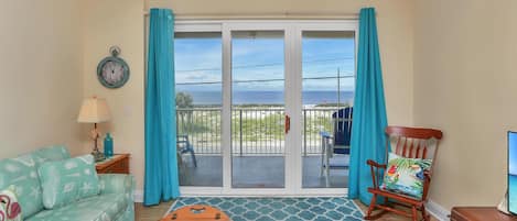 Apartamento em Condomínio Fechado, várias camas, vista para a praia (Summerhouse 203) | Sala de estar
