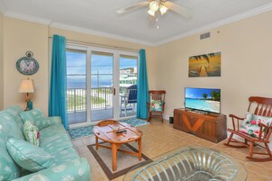 Apartamento em Condomínio Fechado, várias camas, vista para a praia (Summerhouse 203) | Sala de estar
