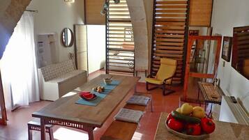 Apartamento, 2 quartos, fumadores, varanda | Restaurantes