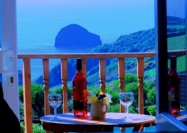Crowsnest - Overlooking Trebarwith Strand - Tintagel