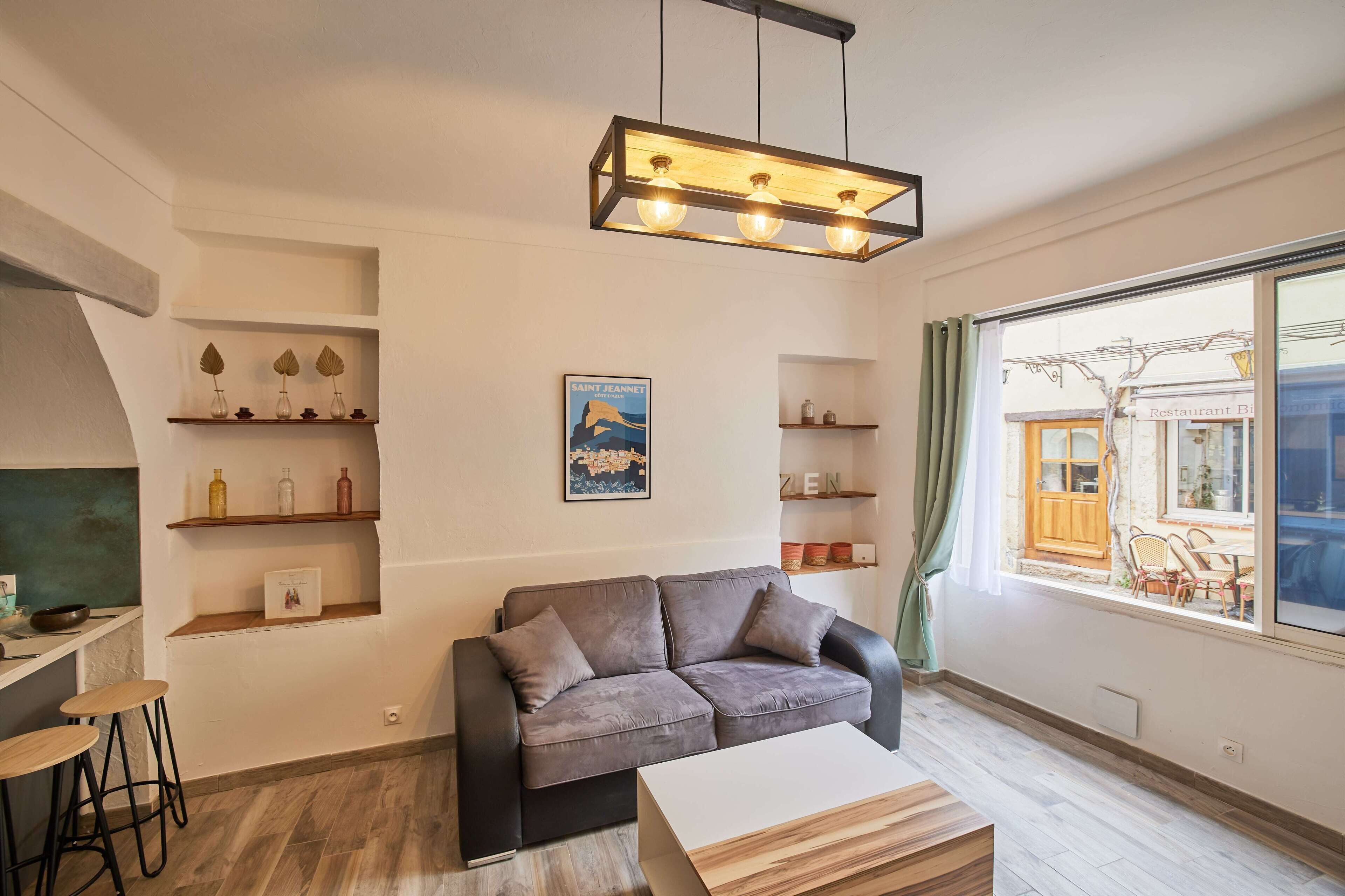 2-room Apartment In The Heart Of The Old Village Opposite The Restaurant - Carros