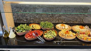 Um buffet com diversos alimentos e acompanhamentos.