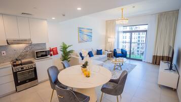 Apartamento conforto | Área de estar | TV de tela plana 55 polegadas com canais a cabo, TV