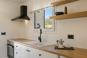Quarto Quádruplo Familiar, várias camas, terraço, vista para o mar | Cozinha privada | Um frigorífico, uma chaleira elétrica 