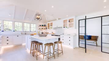 Casa de Campo | Cozinha privada | Um frigorífico, uma máquina de lavar louça, utensílios de cozinha